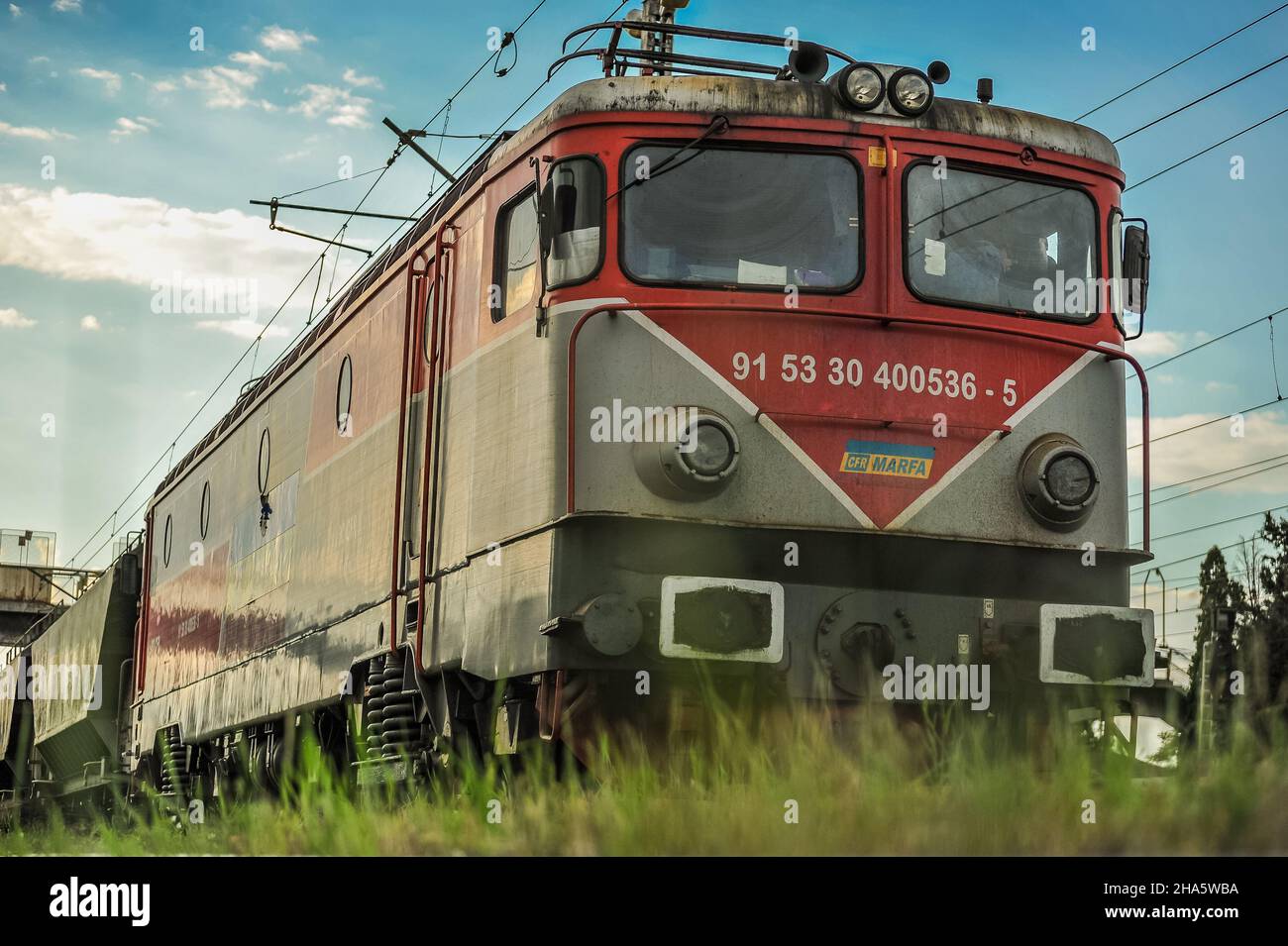 Train de marchandises stationnaire à la gare de Lugoj Photo Stock - Alamy