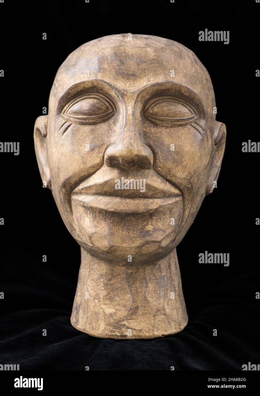 Un buste sculpté, lourd, de la tête et du cou d'un homme.Un exemple de ...