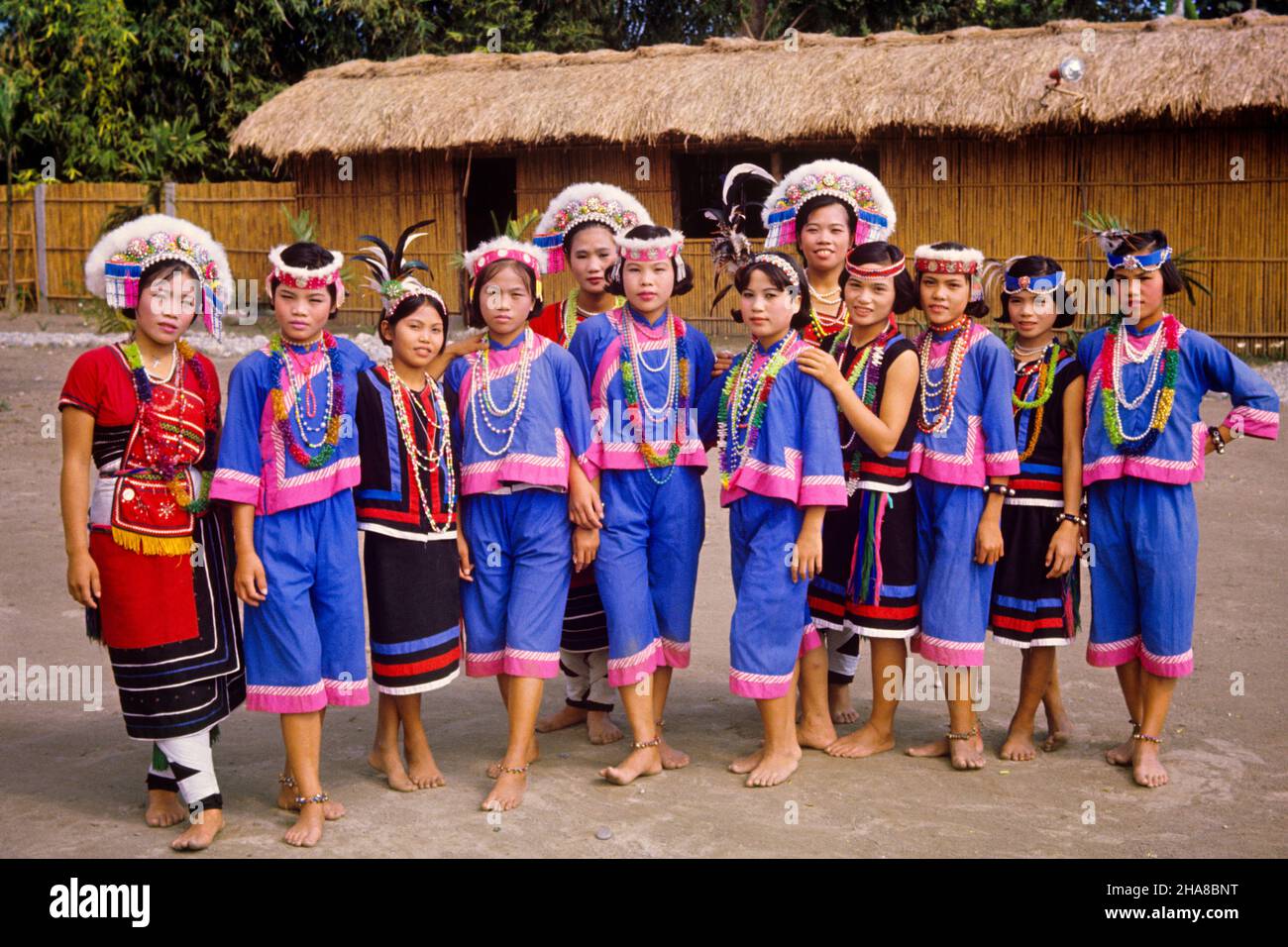 1970S GROUPE DE FEMMES ET DE FILLES AMIS EN COSTUME NATIF REGARDANT LA ...
