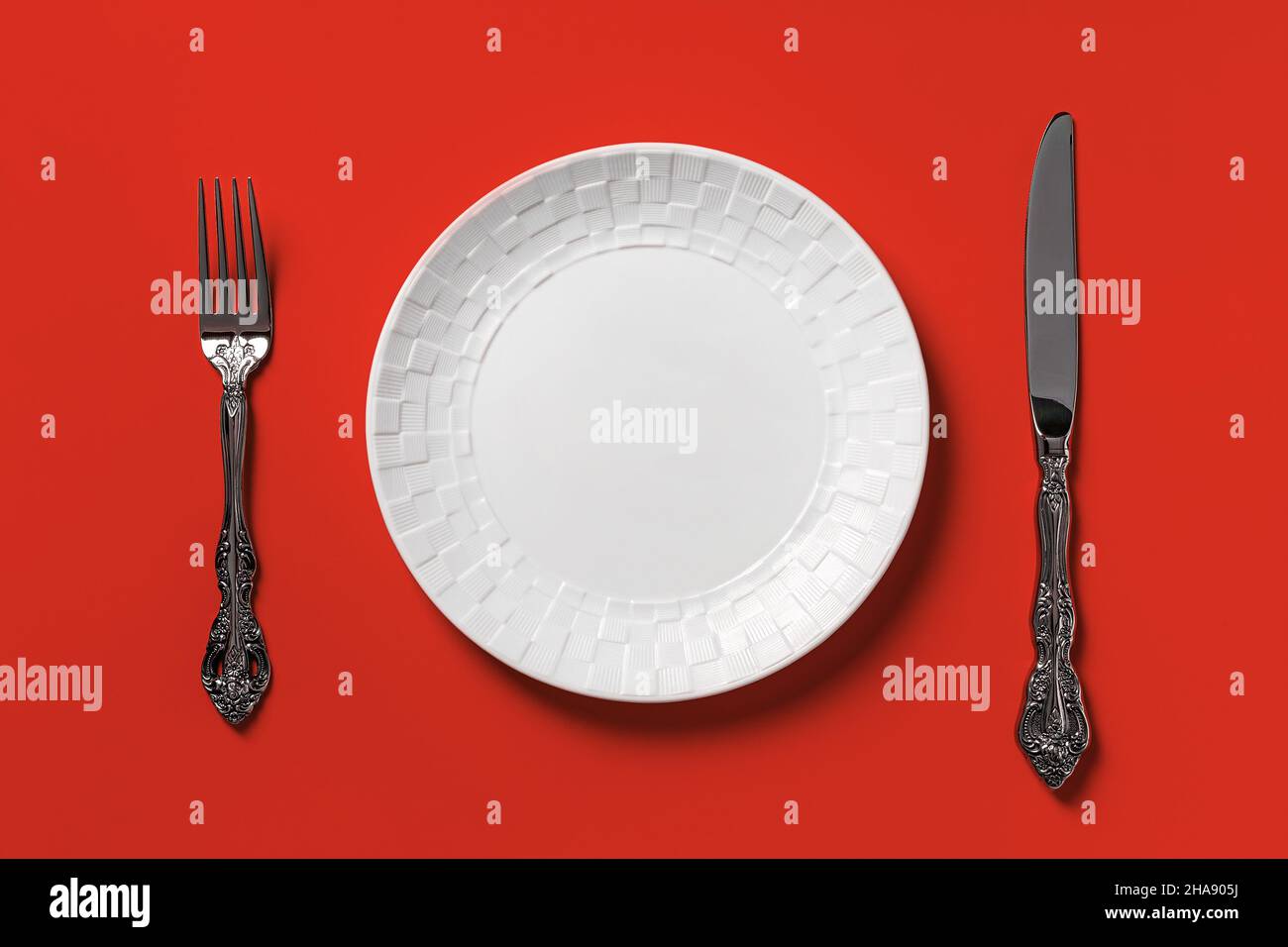 Videz l'assiette à dîner blanche, la fourchette et le couteau de table ...