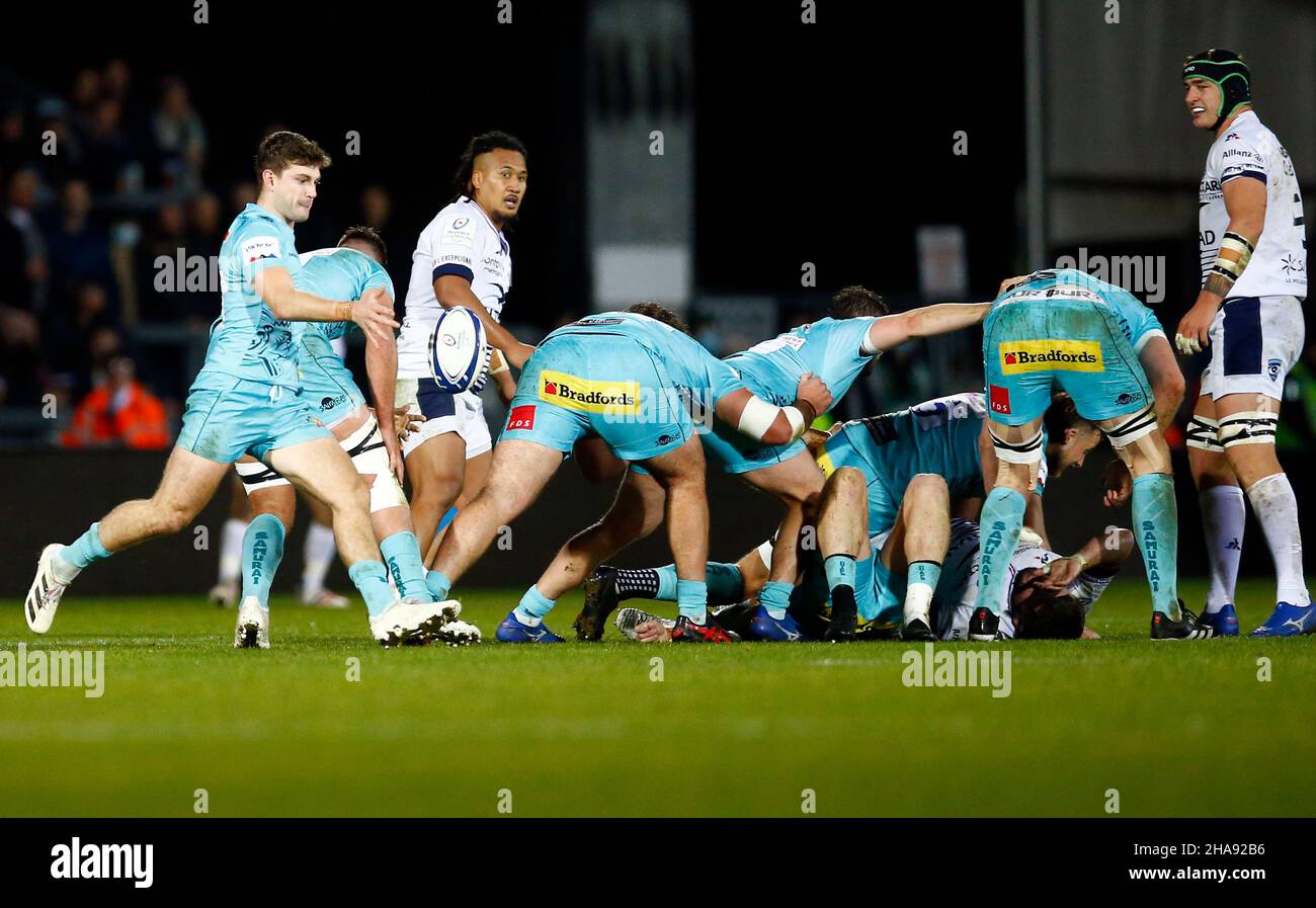 Jack Maunder d'Exeter Chiefs lance le ballon pendant le match de la ...