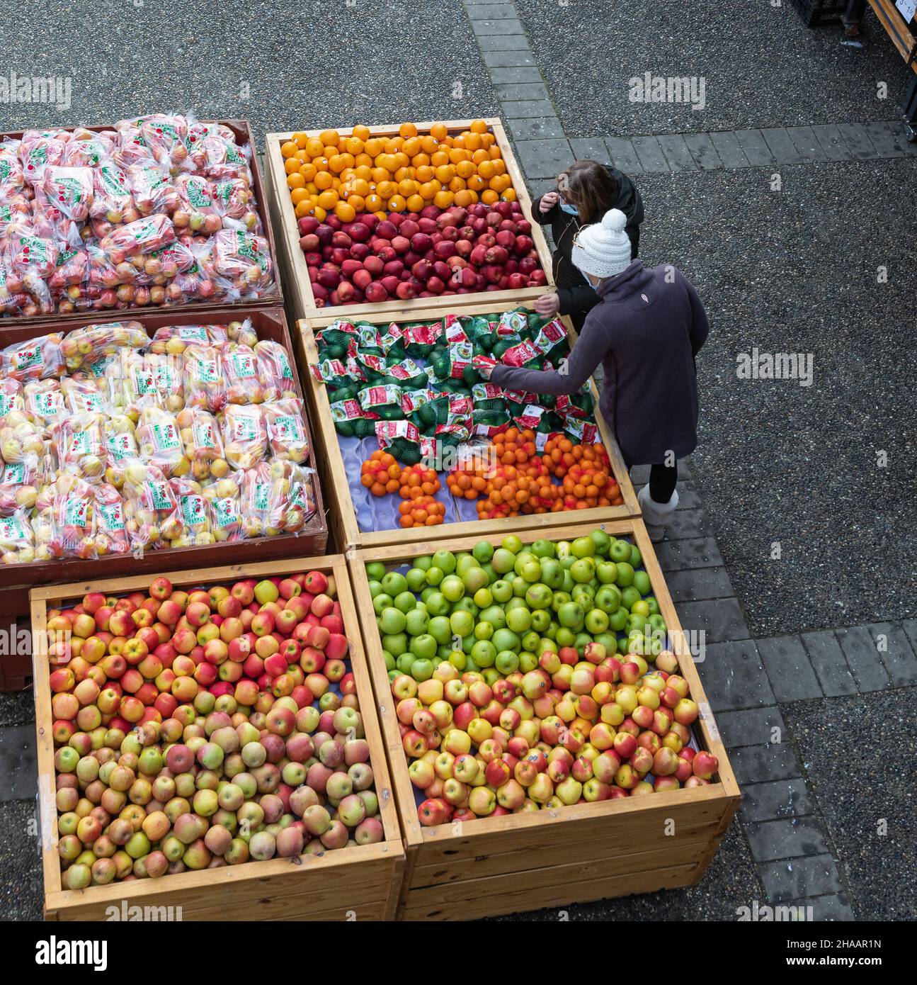 Marché aux fruits frais.Vue de dessus du marché de la rue le matin avec ...