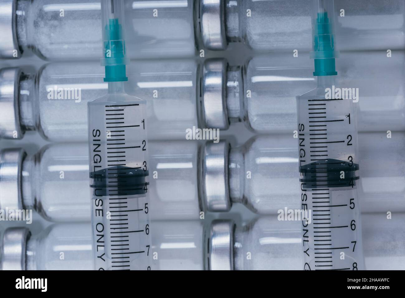 Médecine, injection, vaccin et seringue jetable, concept de médicament ...