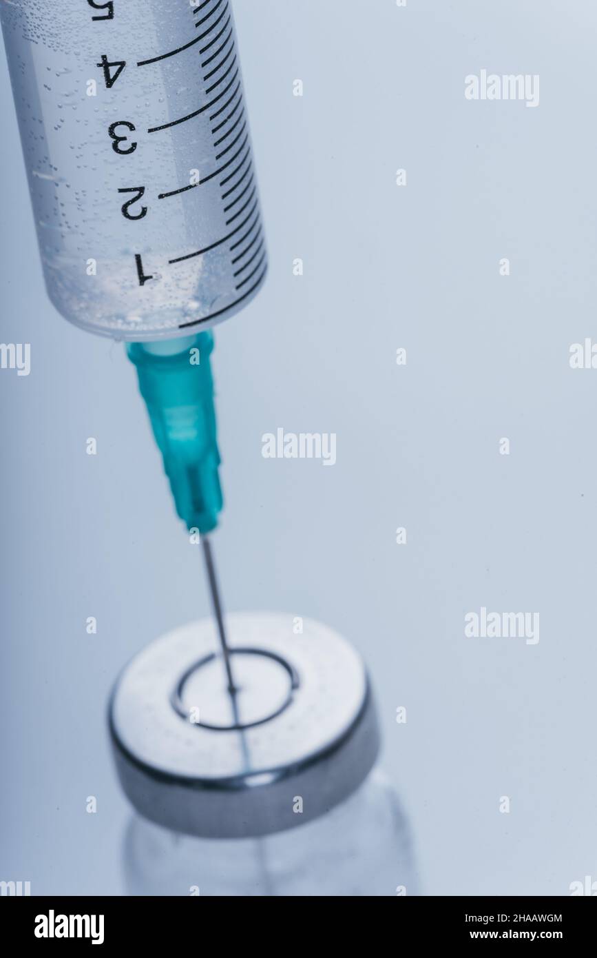 Médecine, injection, vaccin et seringue jetable, concept de médicament ...