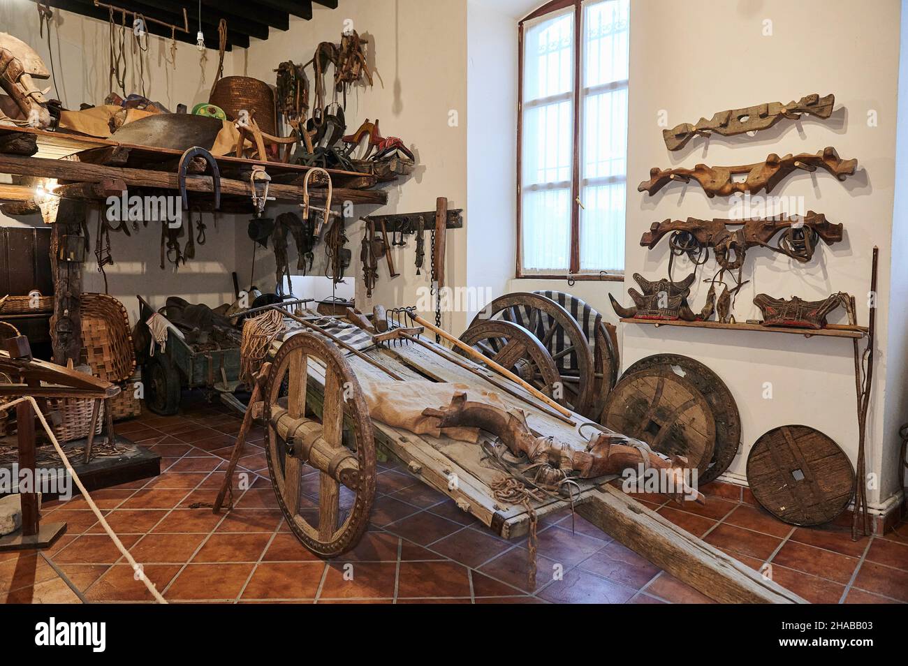 ancienne charrette en bois et outils anciens en bois pour l'agriculture ...