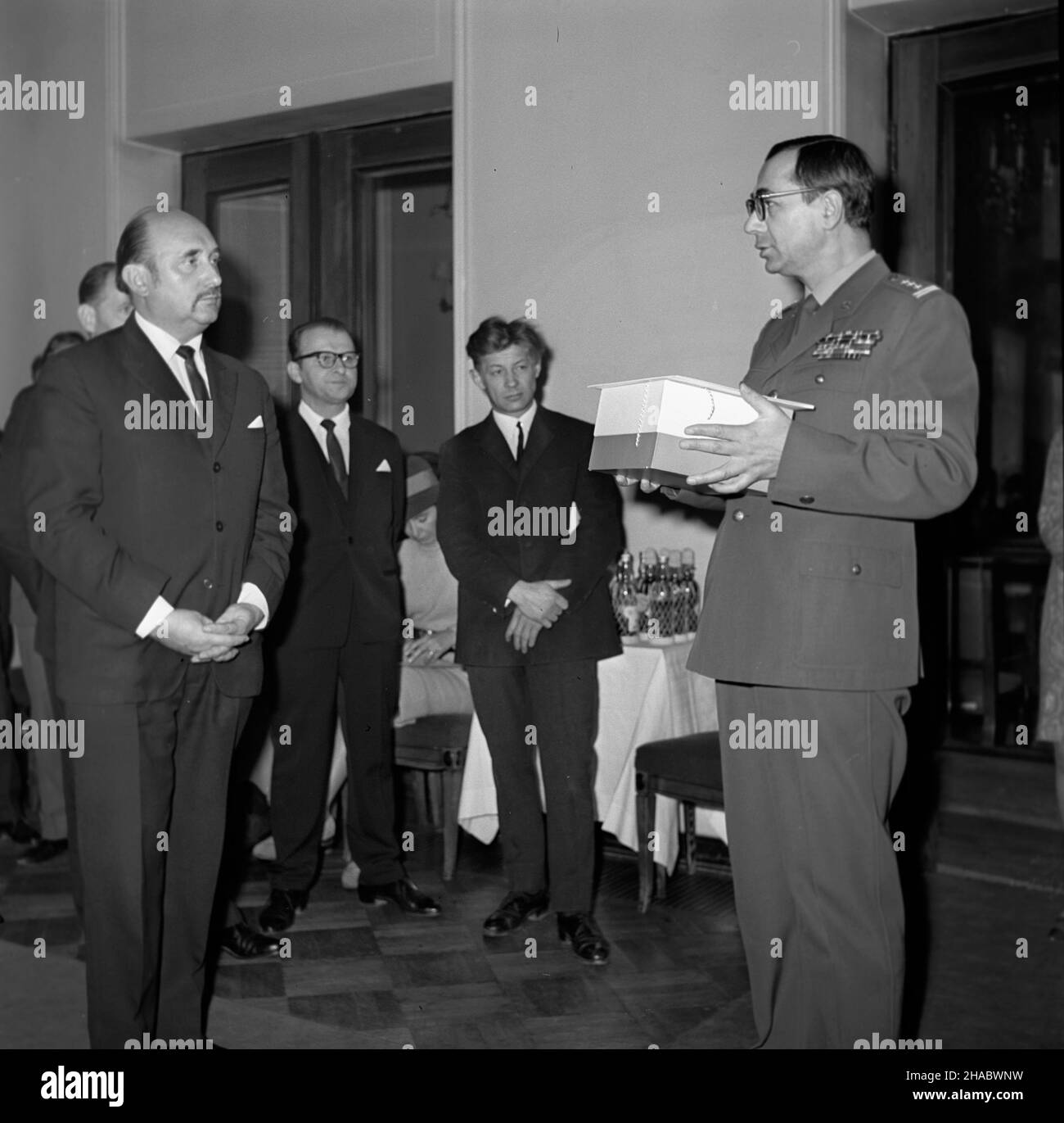 Varsovie, 1969-11-07.Henryk Urbanowicz (L), dyrektor Warszelny ...