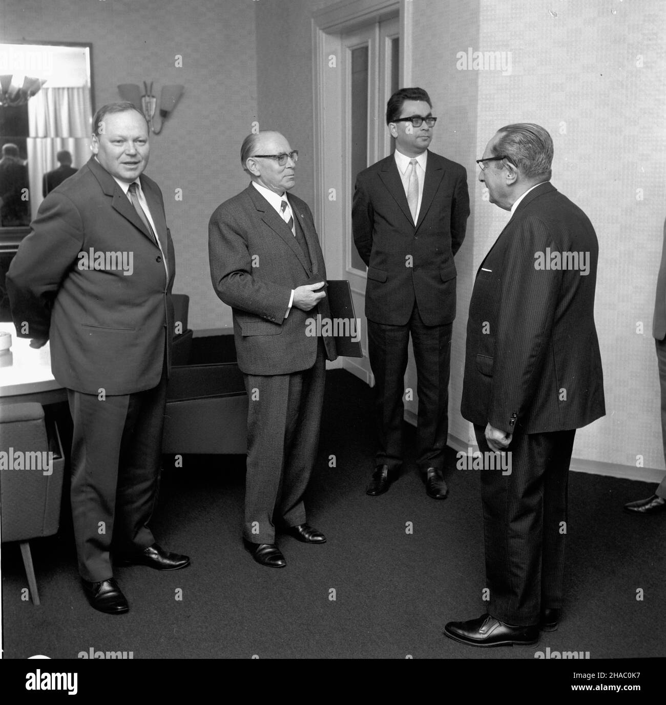 Varsovie, 1969-11-19.Prof.Kazimierzowi Kuratowskiemu dyplomu cz³onka ...