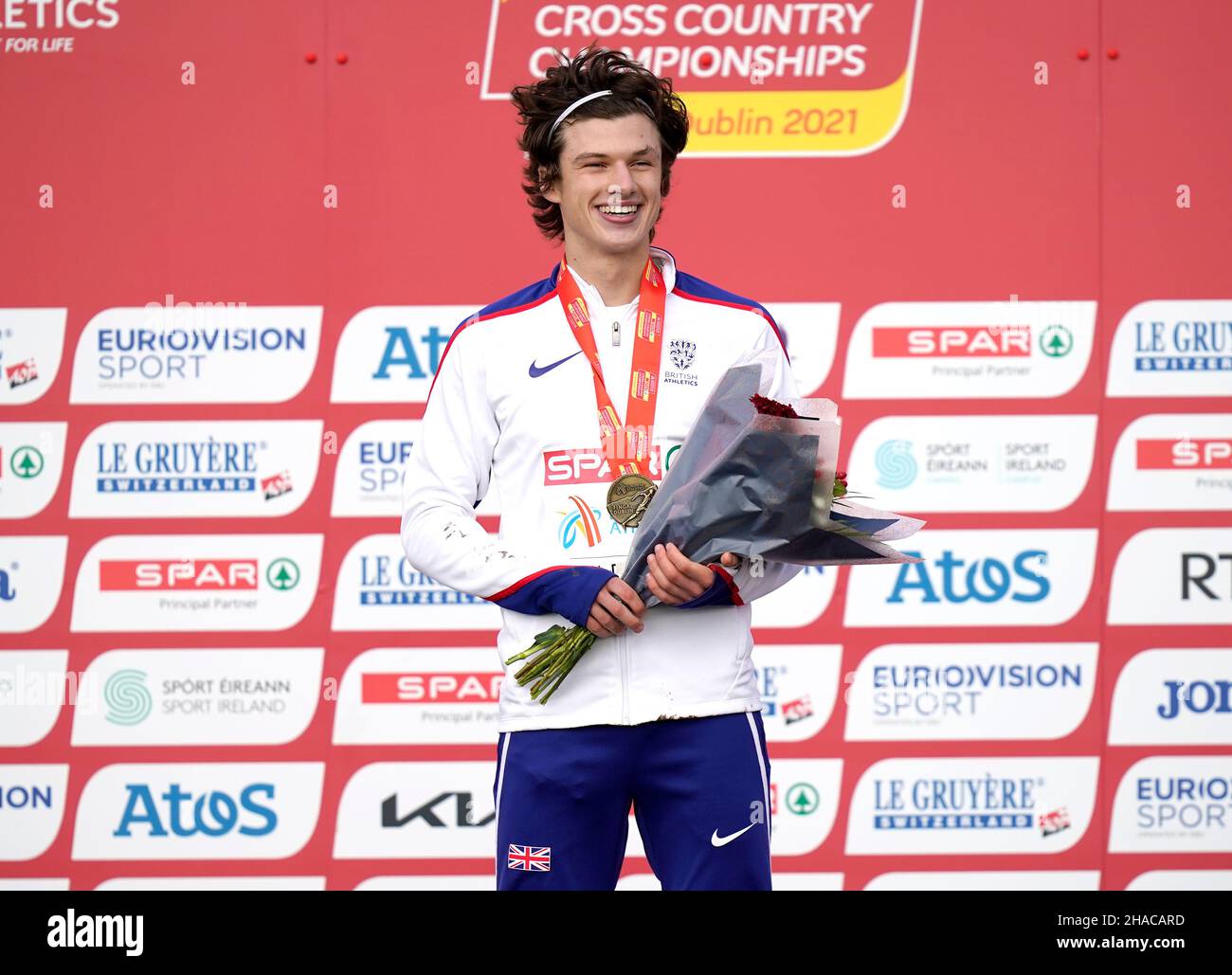 Charles Hicks, en Grande-Bretagne, célèbre sur le podium après avoir ...