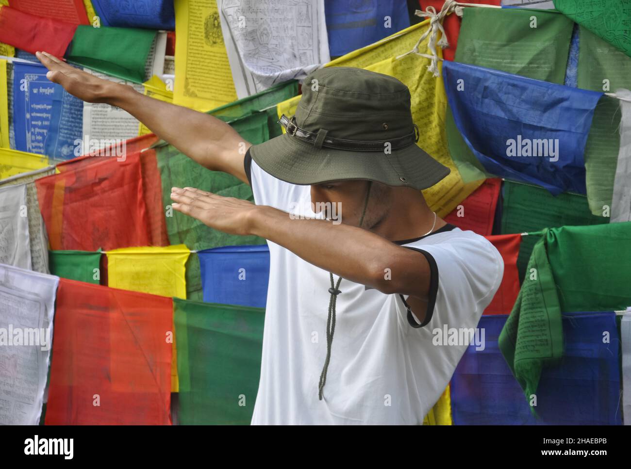 Photo d'un jeune homme indien faisant le geste DAB avec ses mains ...