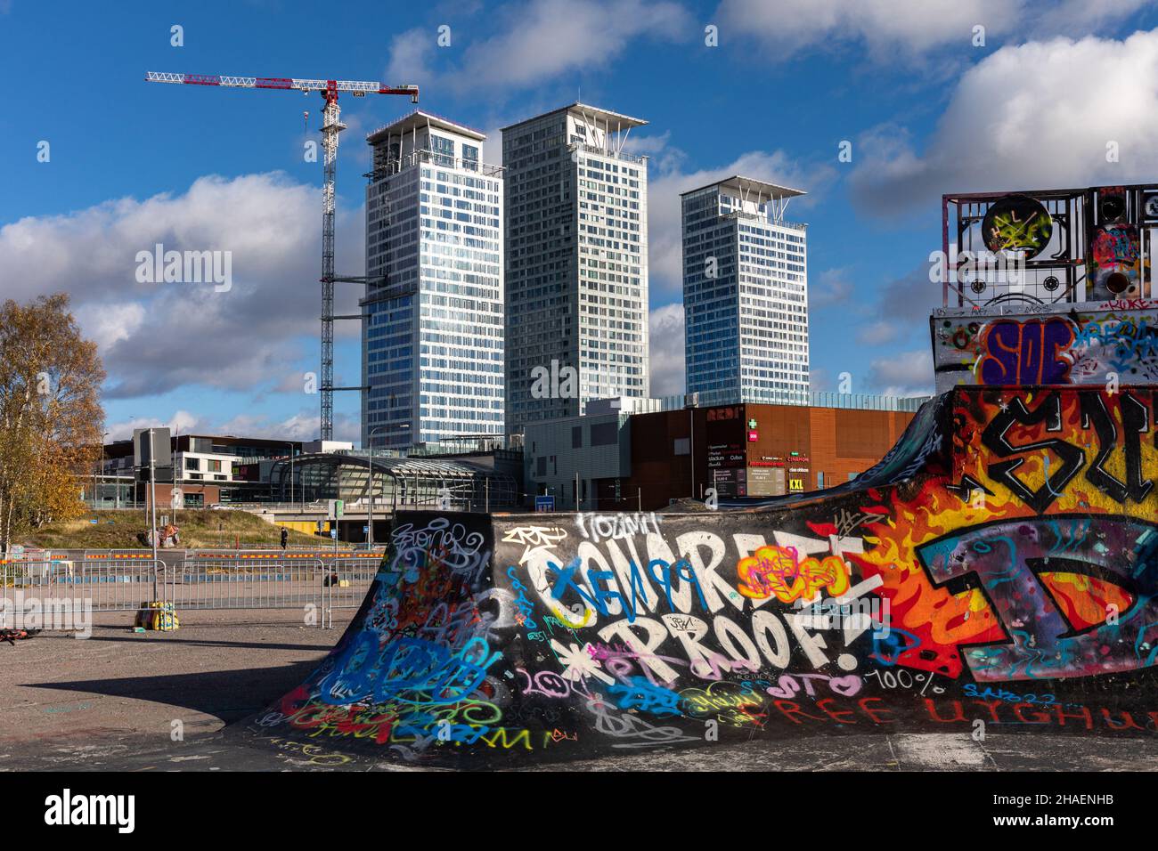 Les bâtiments de Kalasatama Kompassi, Loisto et Majakka derrière le ...