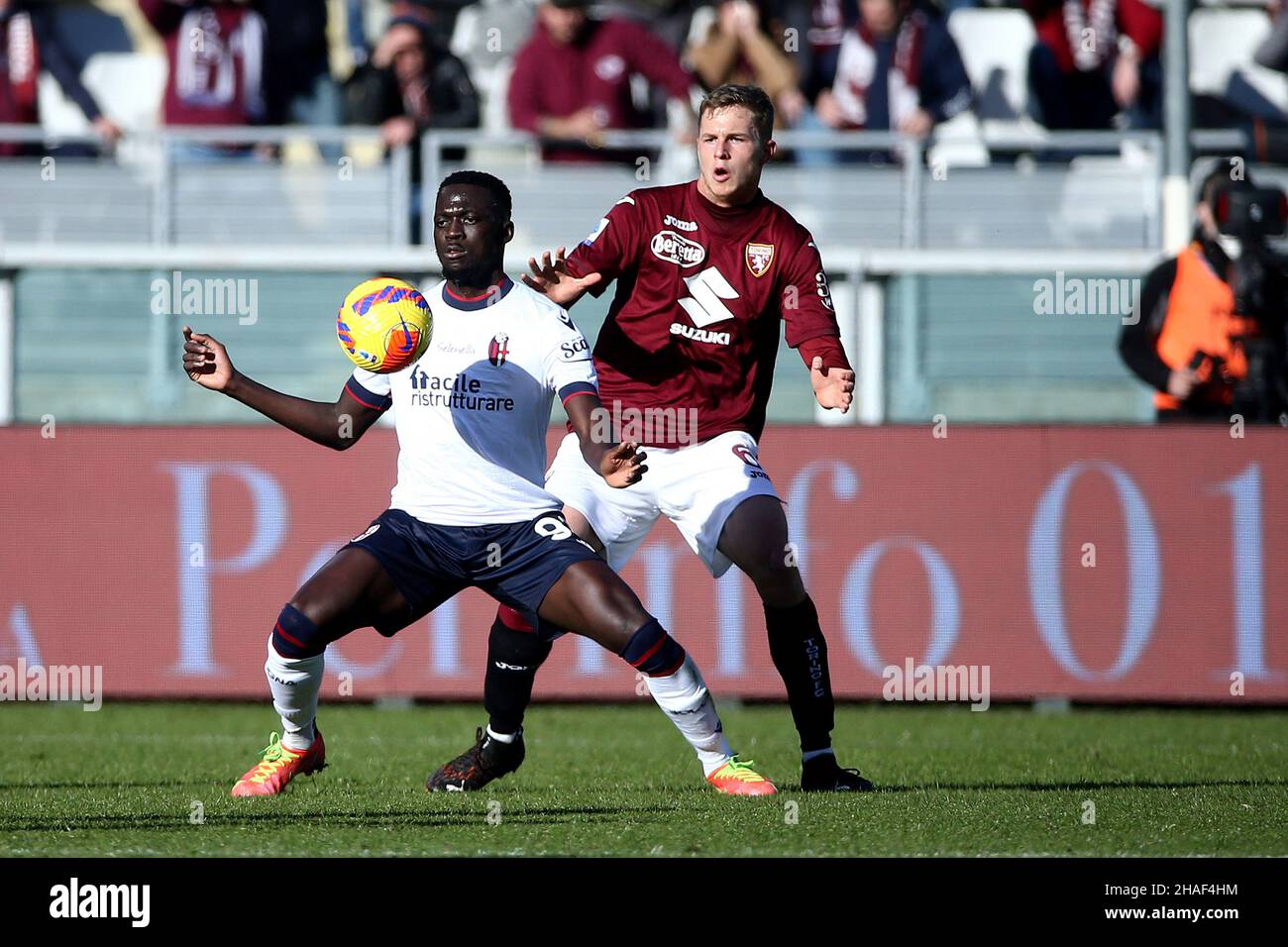 Musa Barrow du FC de Bologne et David Zima Torino FC en action pendant ...