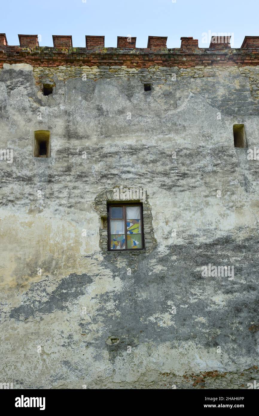 Mur médiéval en pierre d'un château ou d'une forteresse, au centre il y ...