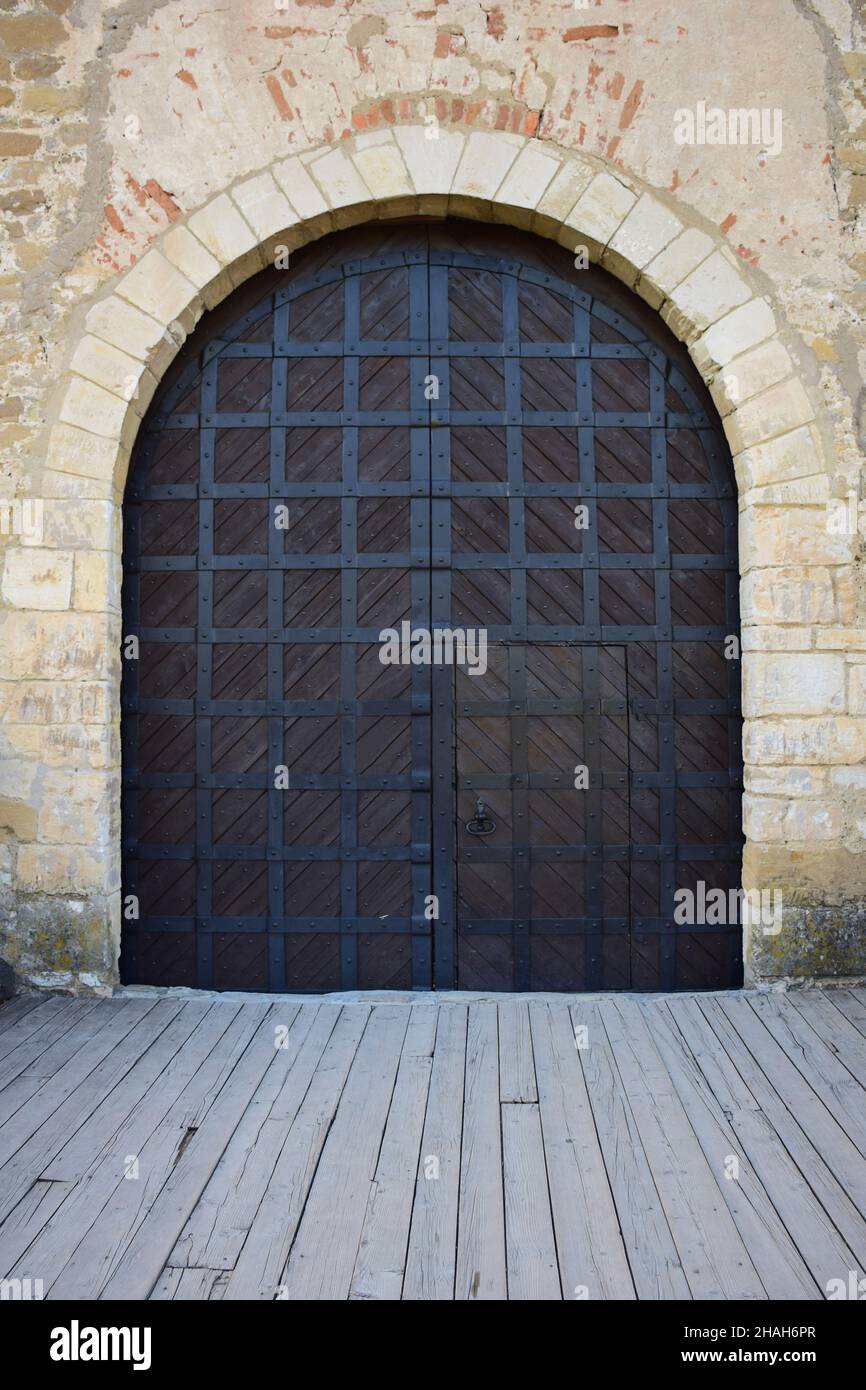 Portes en bois d'un ancien château médiéval ou d'une forteresse ...
