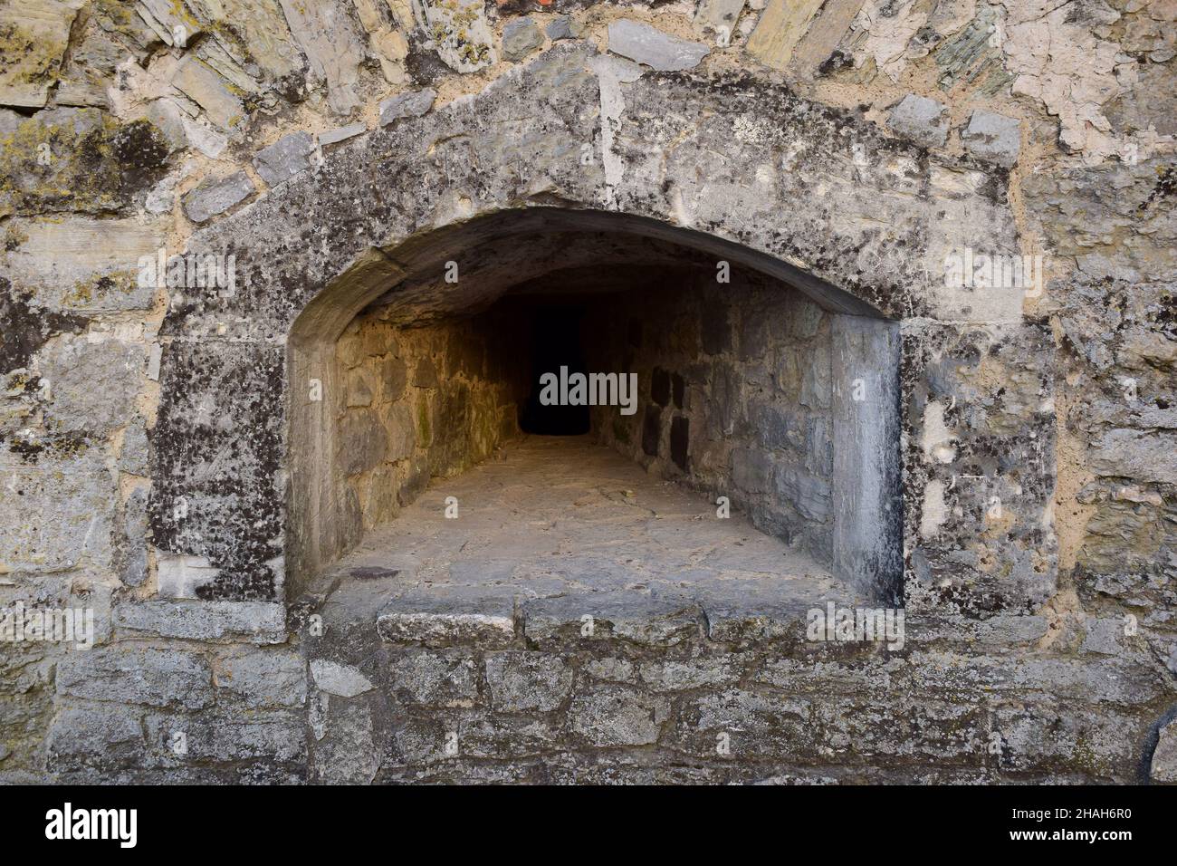Un embrasure pour la prise de vue dans l'épais mur d'une ancienne ...