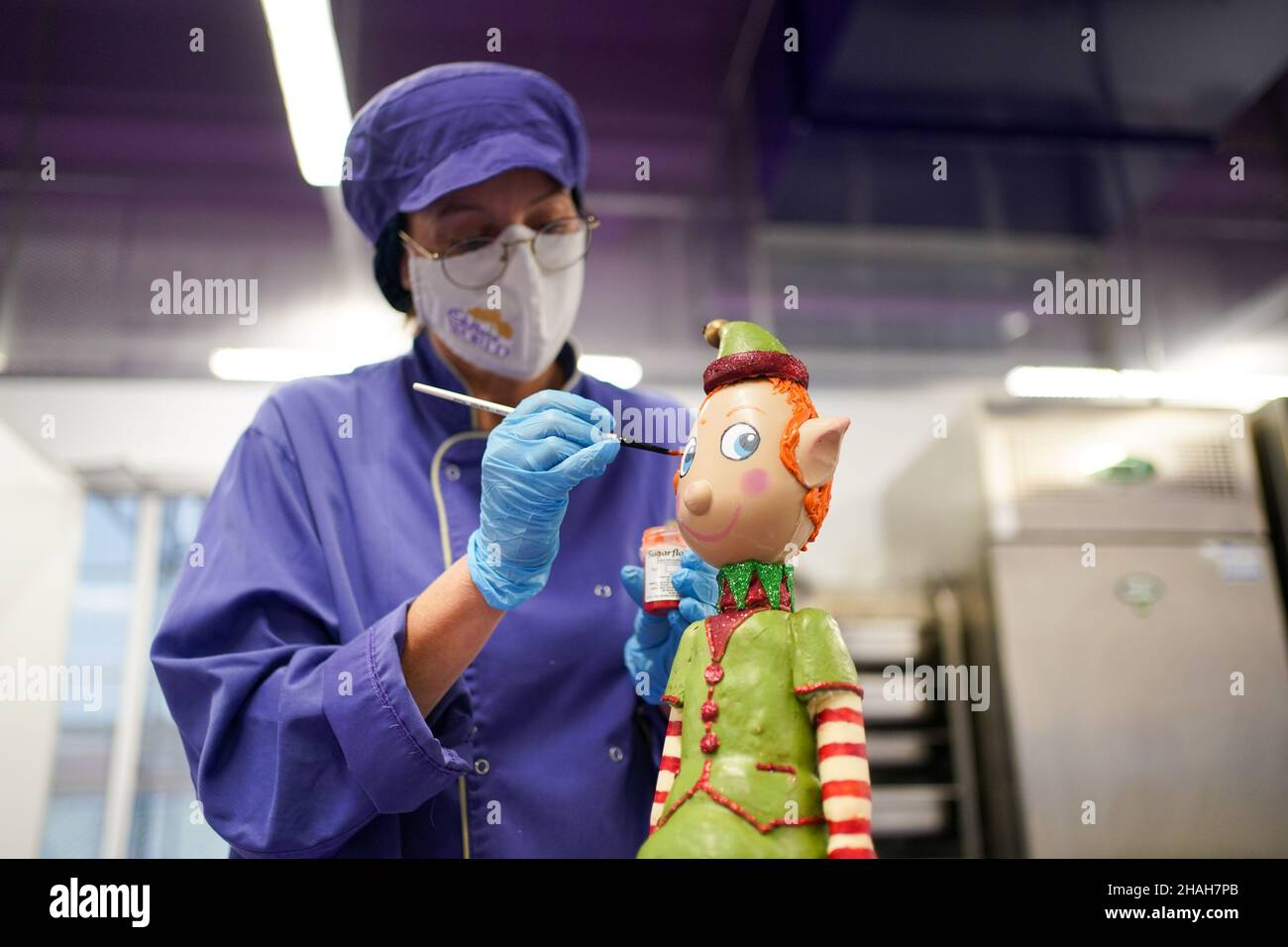 Le chocolatier Dawn Jenks ajoute la touche finale à la création de l ...
