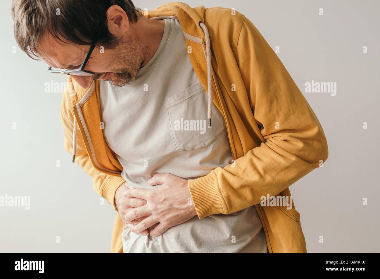 Appendice de la douleur, adulte mâle avec des symptômes douloureux d ...