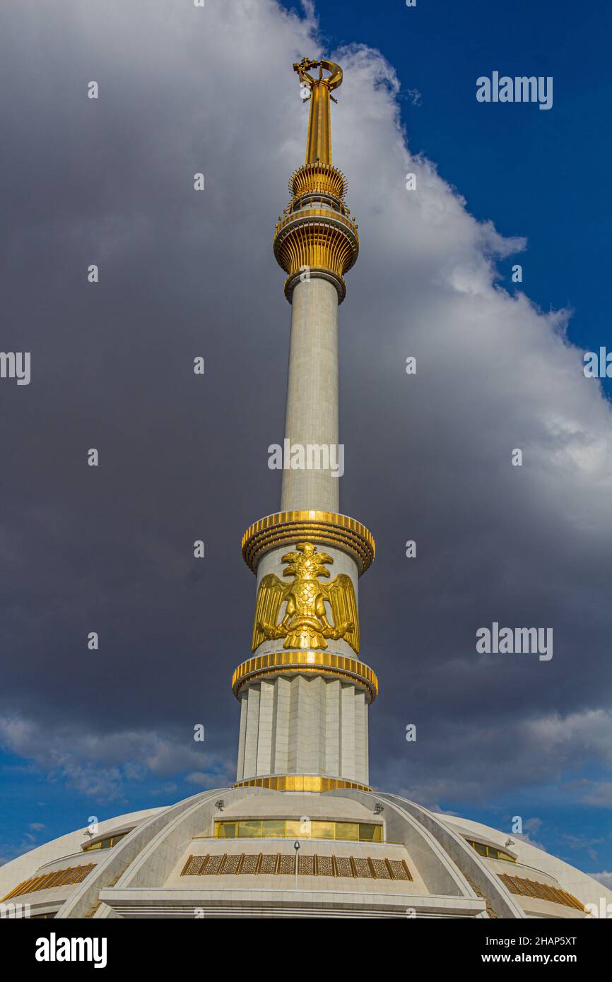 Monumento de la independencia ashgabat Banque de photographies et d ...