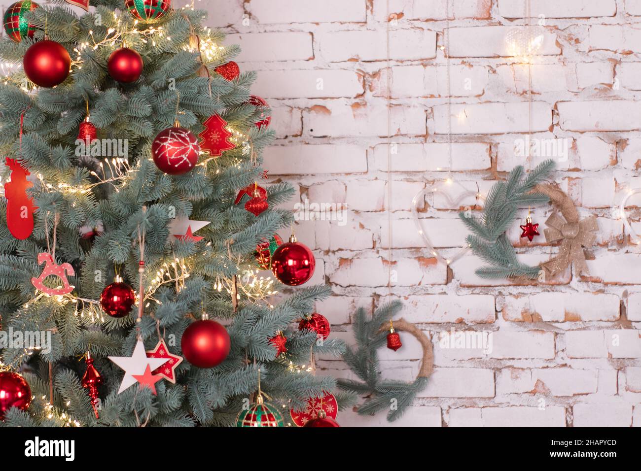 salle de noël élégante. couleurs rouge et blanc. arbre de noël avec ...