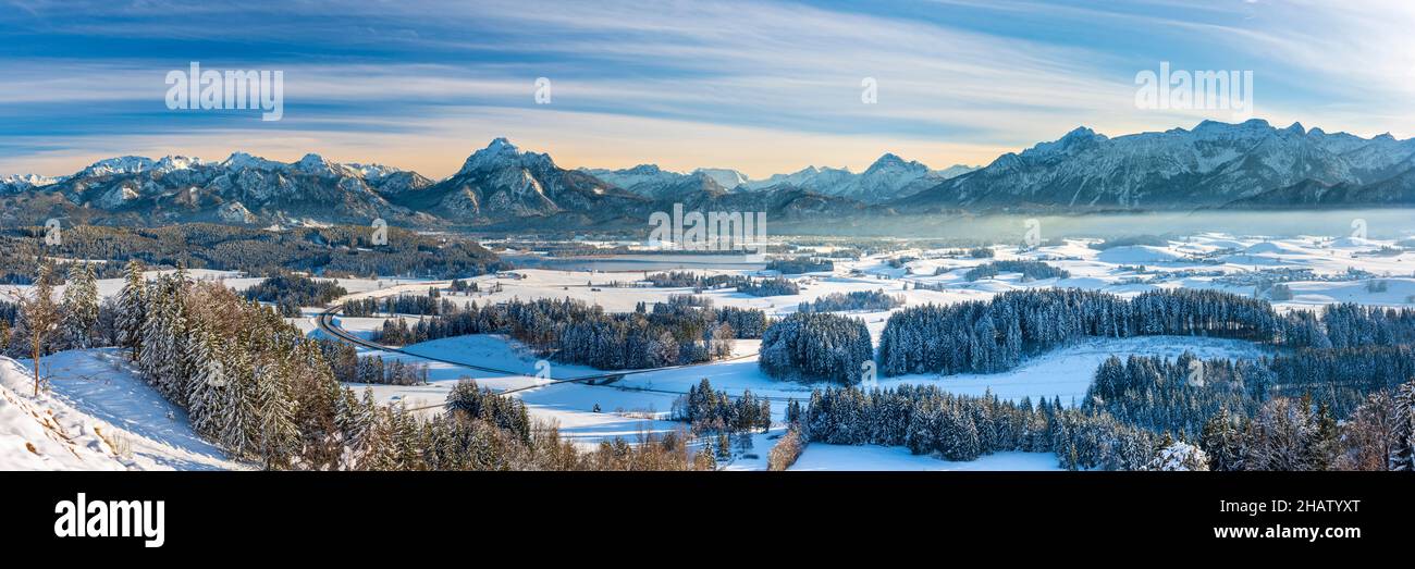 Vue panoramique sur la chaîne de montagnes des alpes et le lac ...