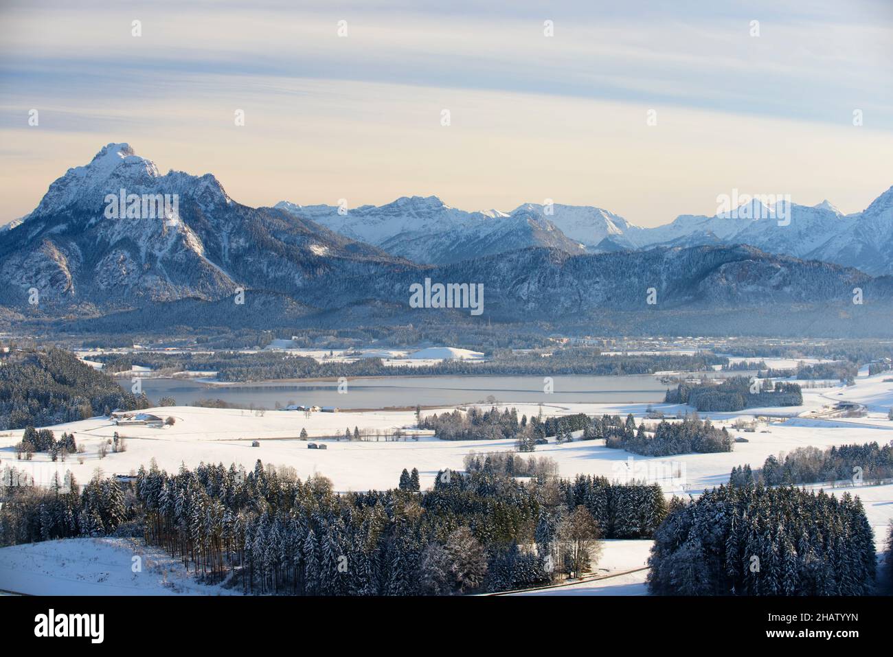 Vue panoramique sur la chaîne de montagnes des alpes et le lac ...