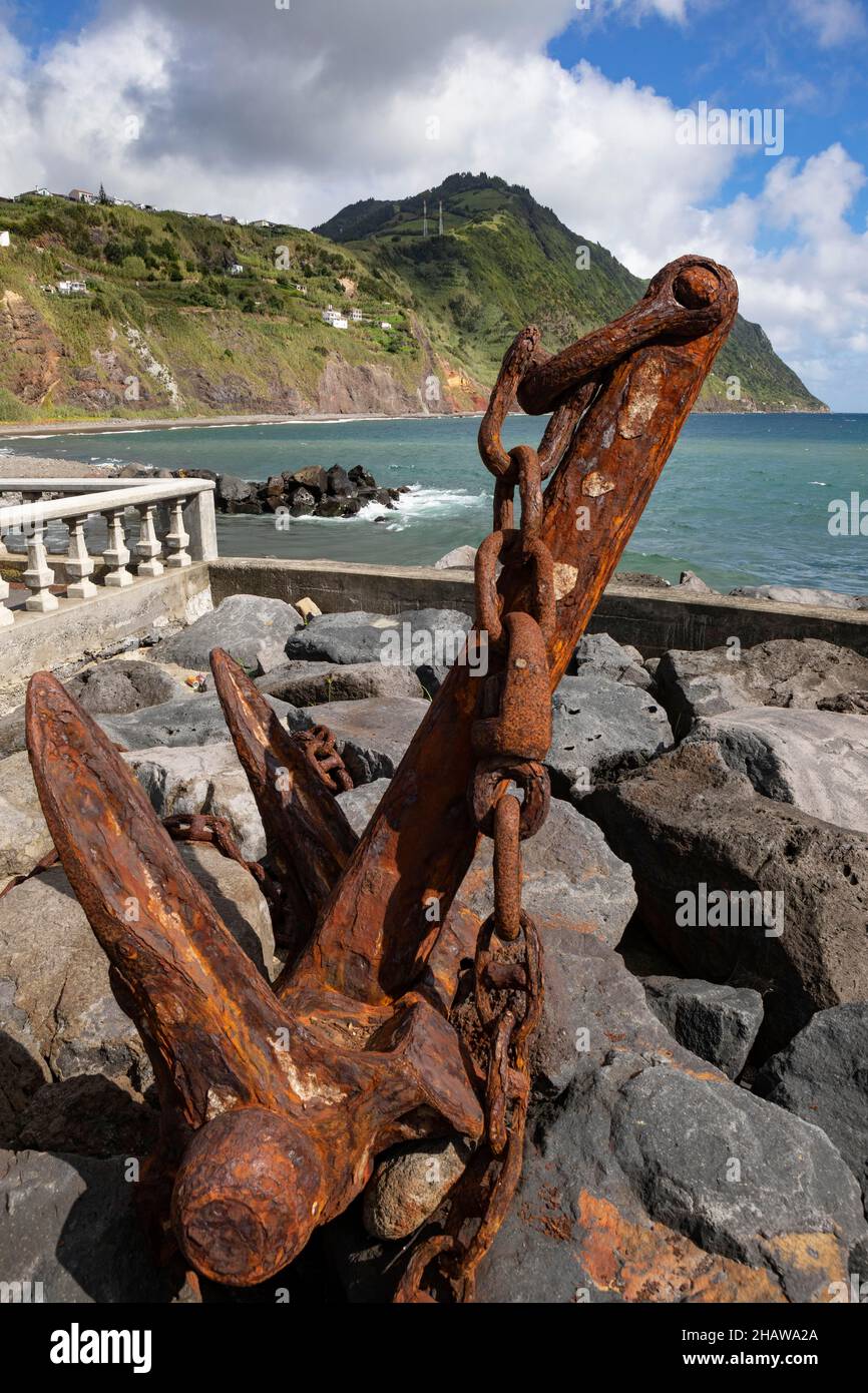 Ancienne ancre rouillée comme monument sur la promenade, Povoacao, île ...