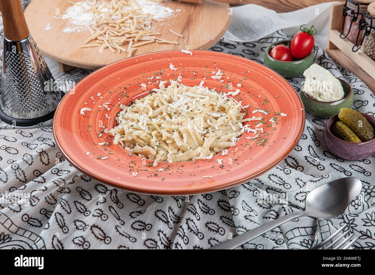 Pâtes au fromage de style turc (nom turc; Peynirli eriste makarna ...