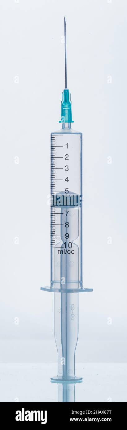 Médecine, injection, vaccin et seringue jetable isolée, concept de ...