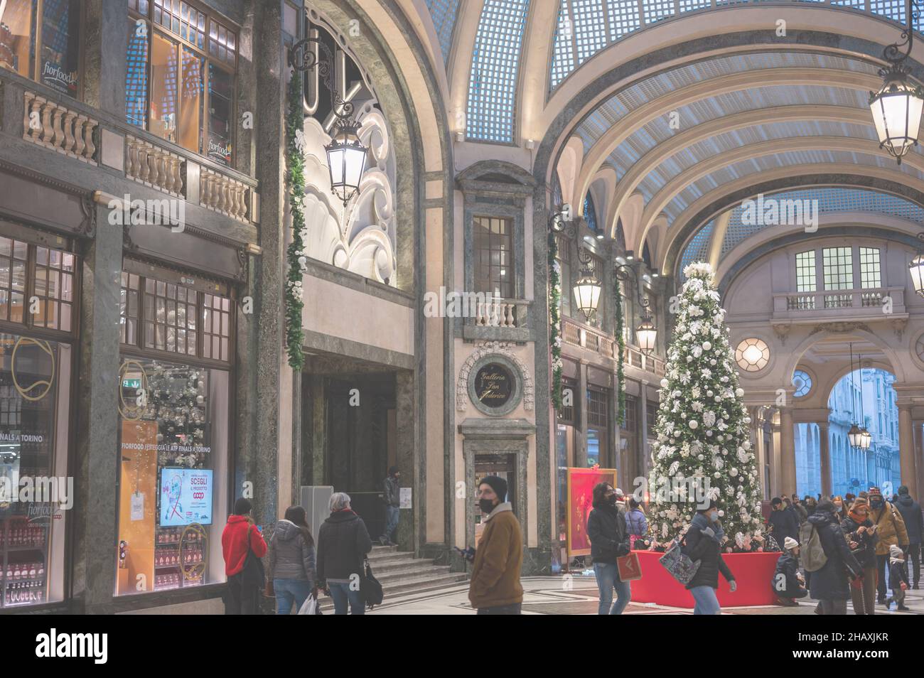 Turin, Piémont, Italie.Décembre 2021.L'arbre de Noël a été installé à ...