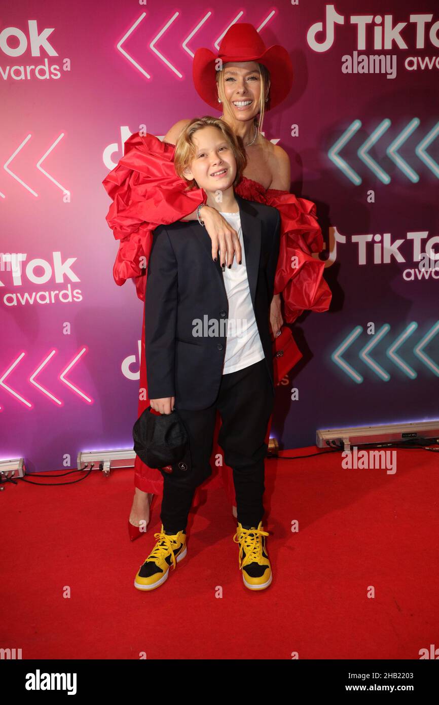 Adriane Galisteu accompagné par son fils Vittorio et son mari Alexandre ...