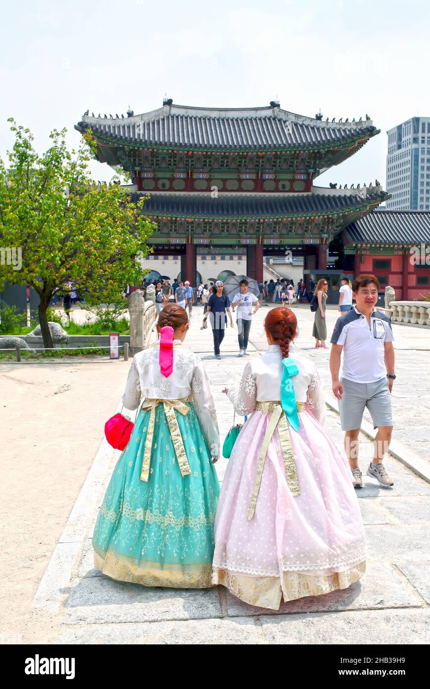 Visiteurs vêtus de costumes traditionnels Hanbok au Palais ...