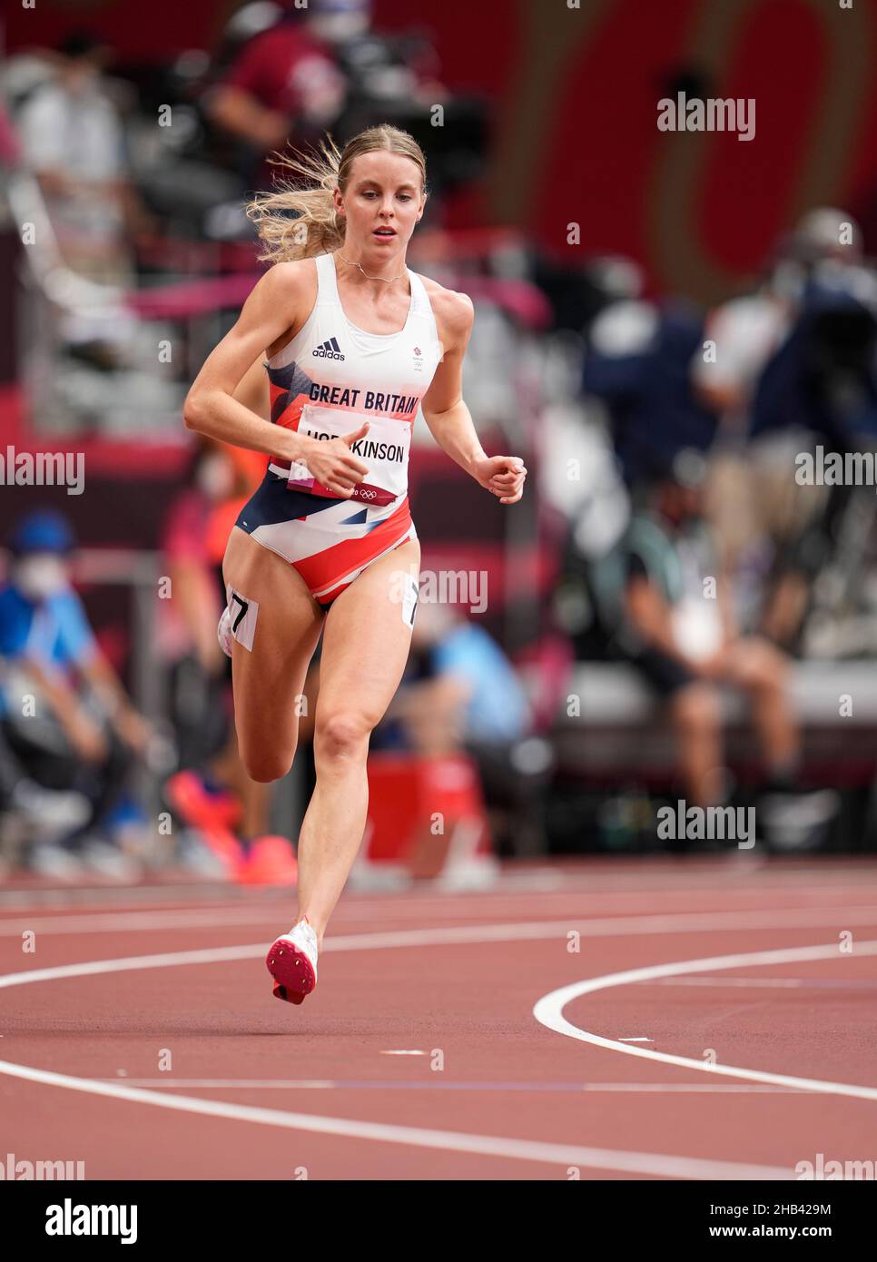 Keely Hodgkinson concourant dans les 800 mètres des Jeux Olympiques de ...