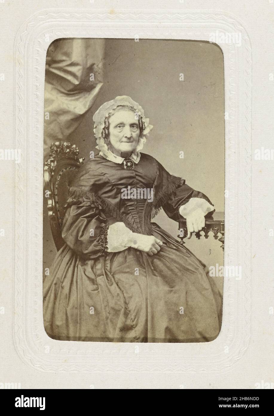 Robe puff noire Banque de photographies et d’images à haute résolution ...