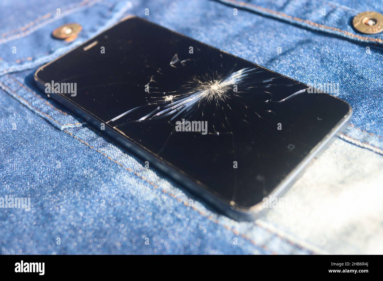 Cellulaire brisé Banque de photographies et d’images à haute résolution ...