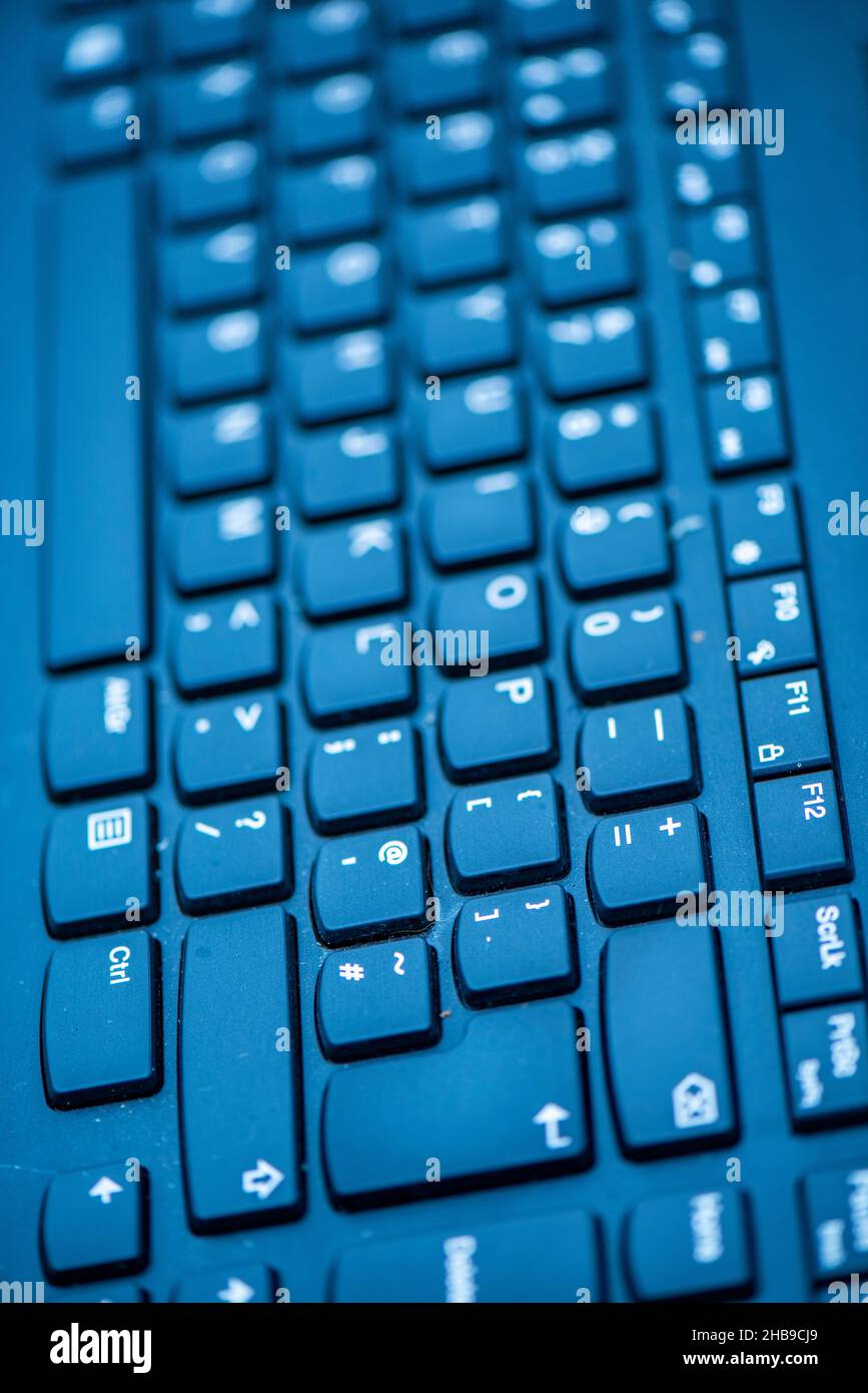 gros plan du clavier qwerty moderne en orientation verticale, lettres ...