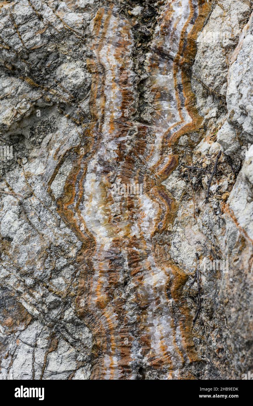 La veine de quartz et d'agate remplit la fracture dans la roche ...