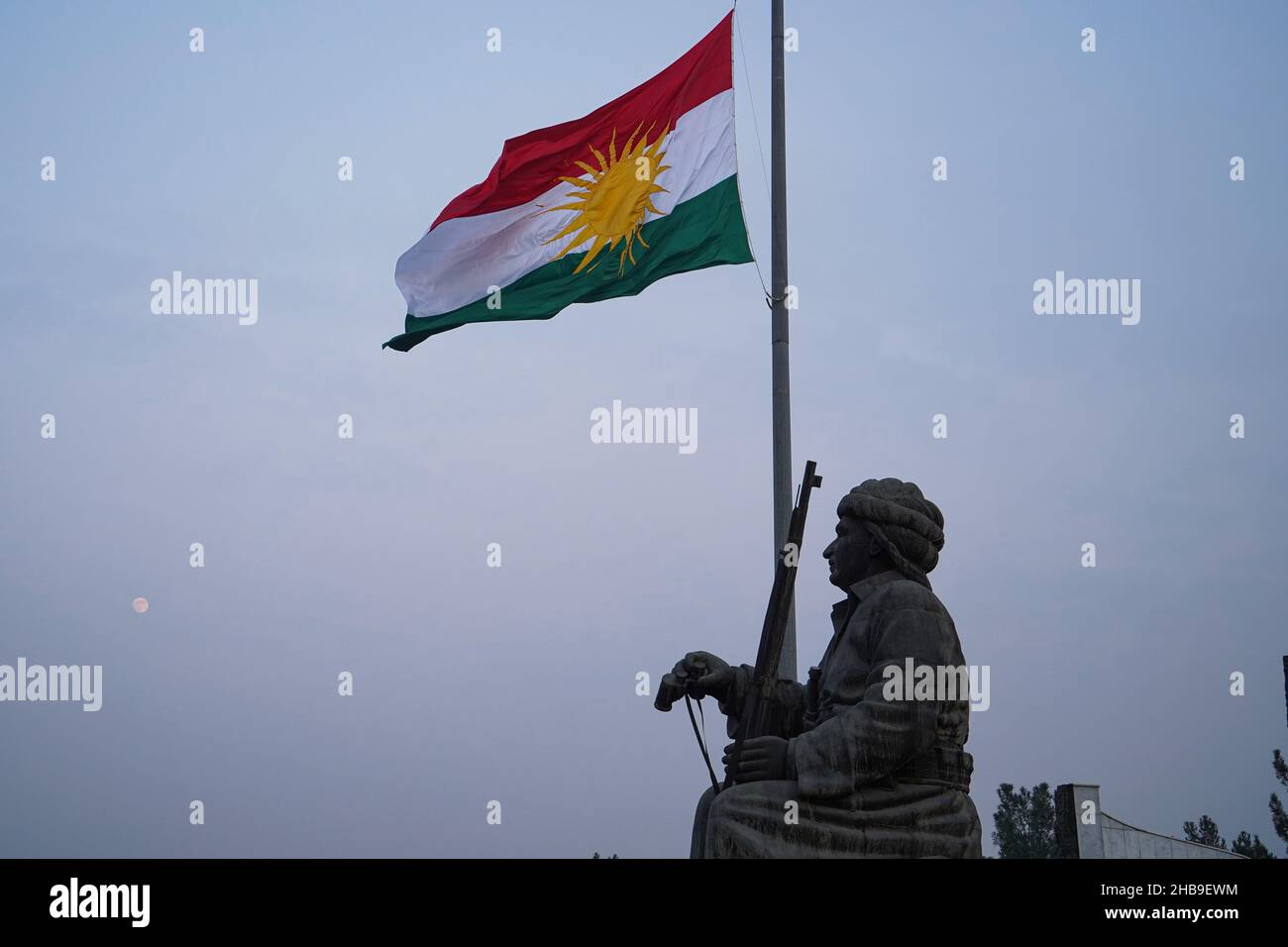 Le drapeau du Kurdistan a vu s'agiter au-dessus d'une statue du chef ...