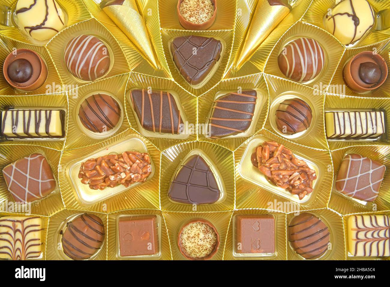 Différentes pralines au chocolat.Boîte de pralines belges de ...