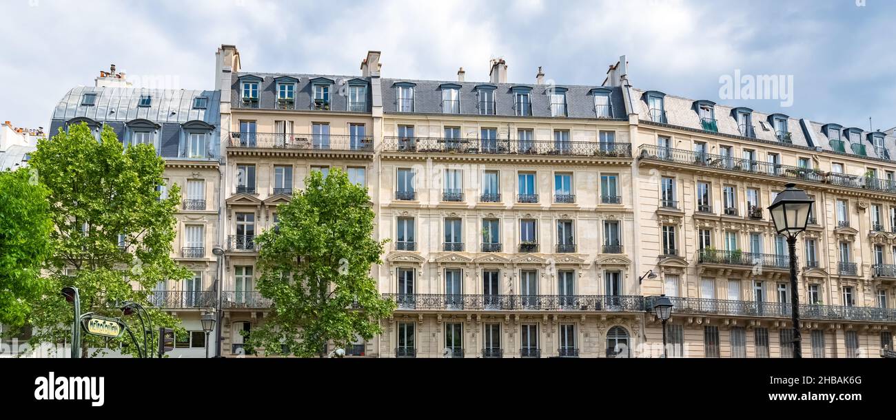 Paris, façades et rue typiques, beaux bâtiments rue du Temple Photo ...