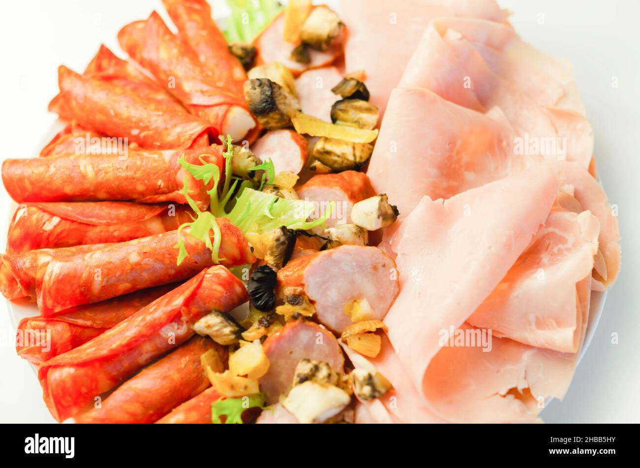 Une assiette froide préparée pour la fête avec chorizo tranché, jambon ...