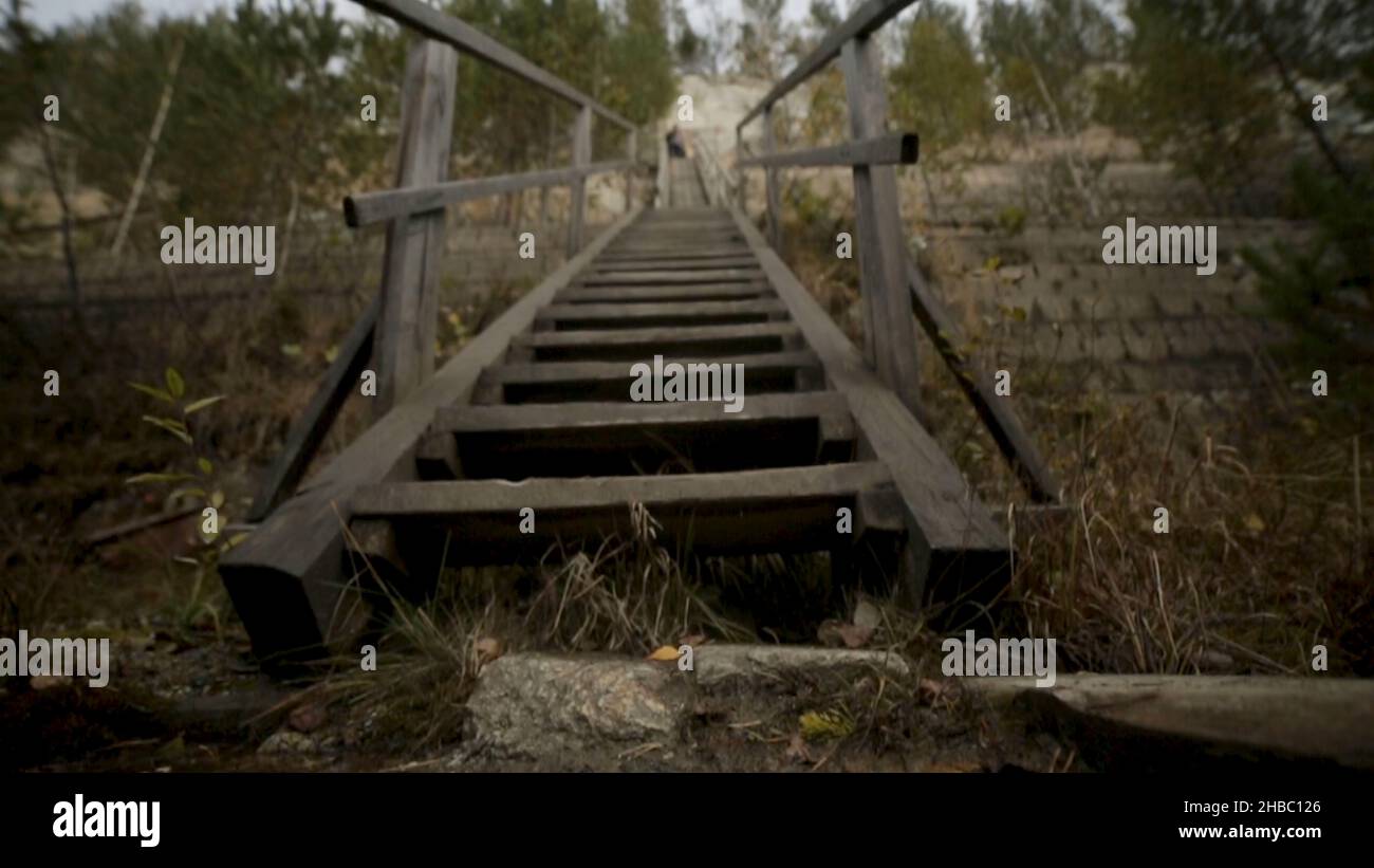 Homme homme monter les escaliers.Vidéo.Les vieux marches en bois sur ...