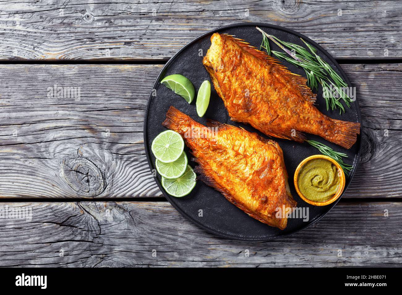 Deux sébaste frit de l'Atlantique sur une assiette avec des tranches de ...