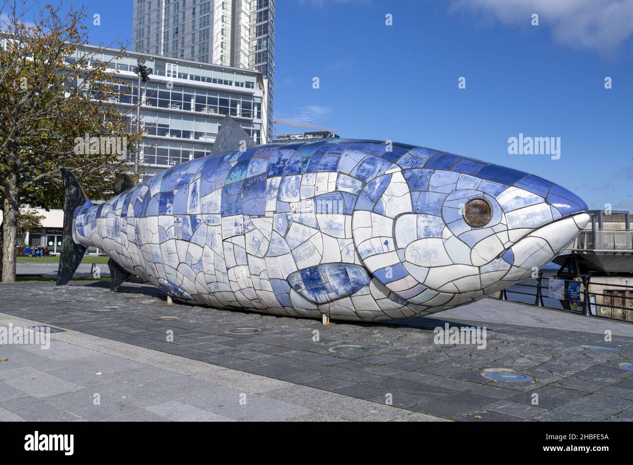 Big fish statue belfast Banque de photographies et d’images à haute ...