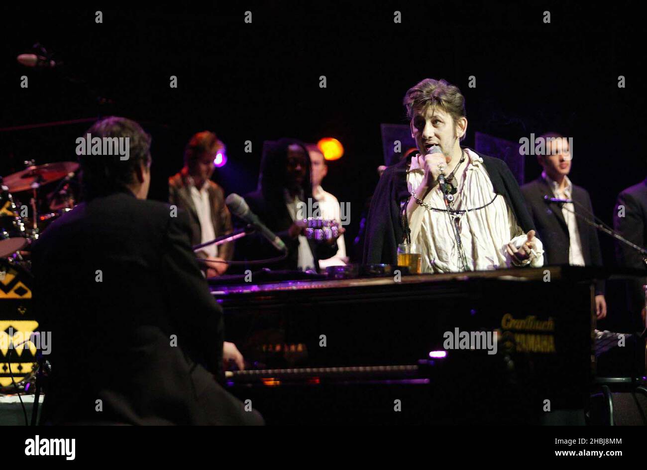 Shane MacGowan se produit sur scène avec Jools Holland lors du ...