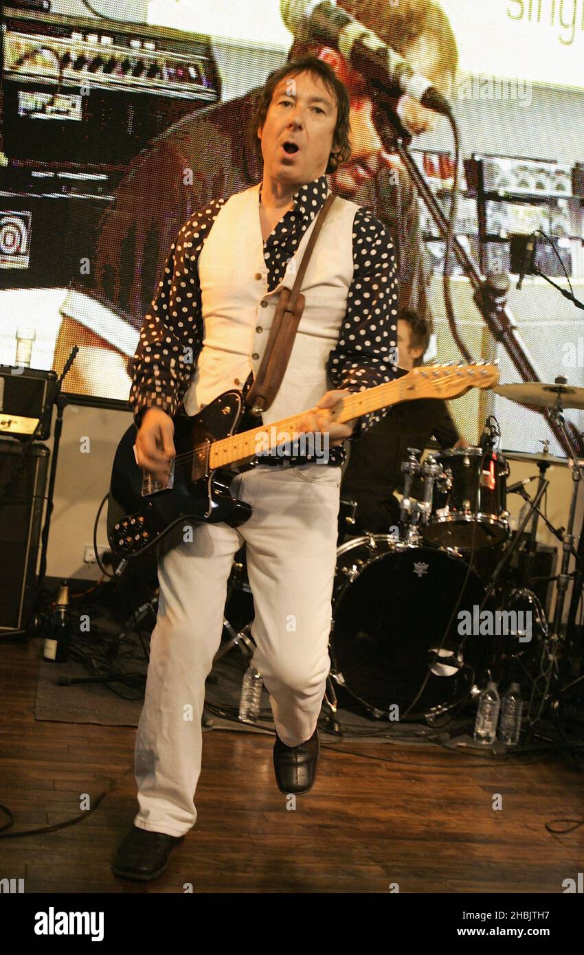 Steve garvey et danny farrant des buzzcocks en train de jouer Banque de ...