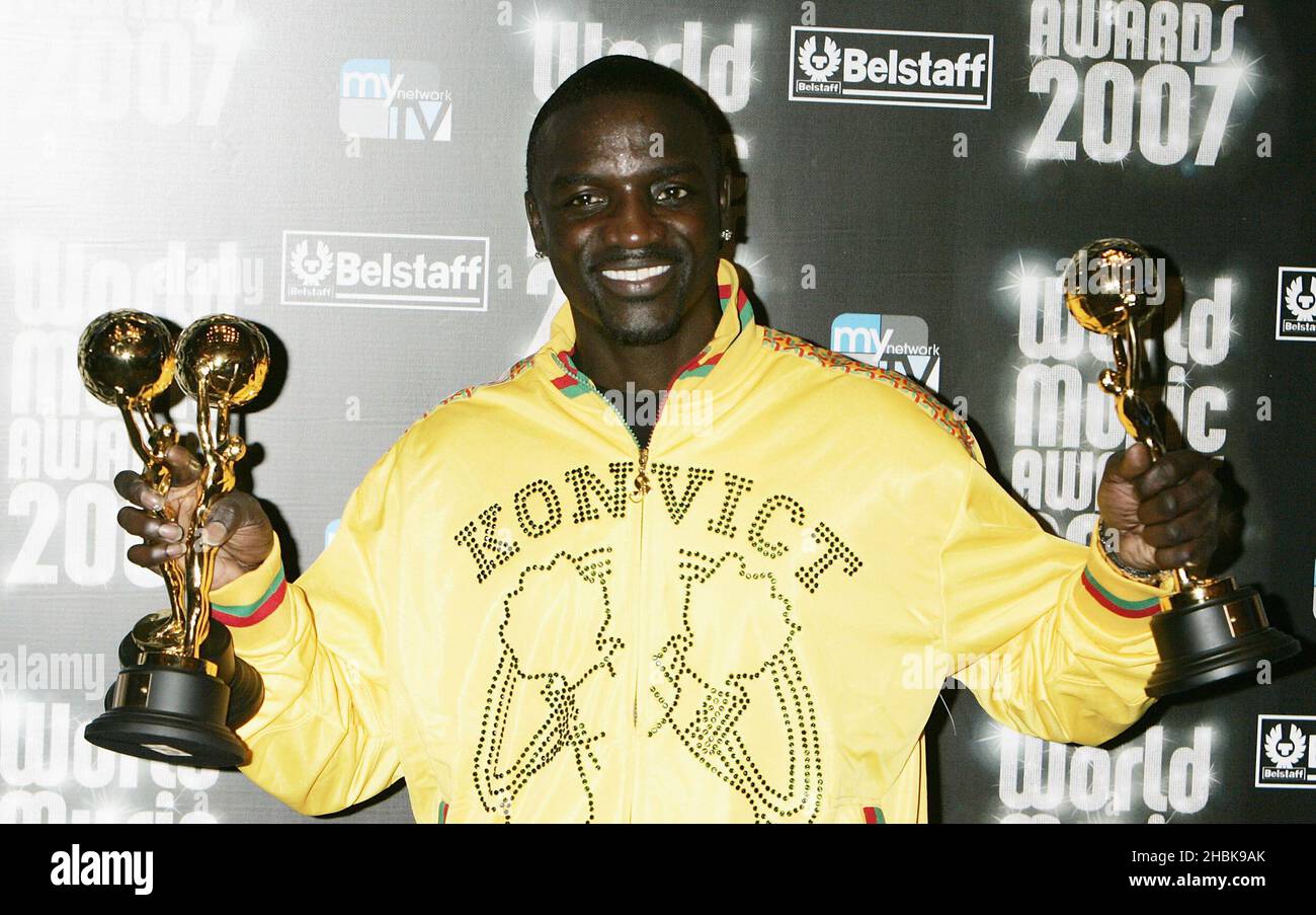 Akon dans la salle de presse avec les prix de l'artiste R&B le plus ...