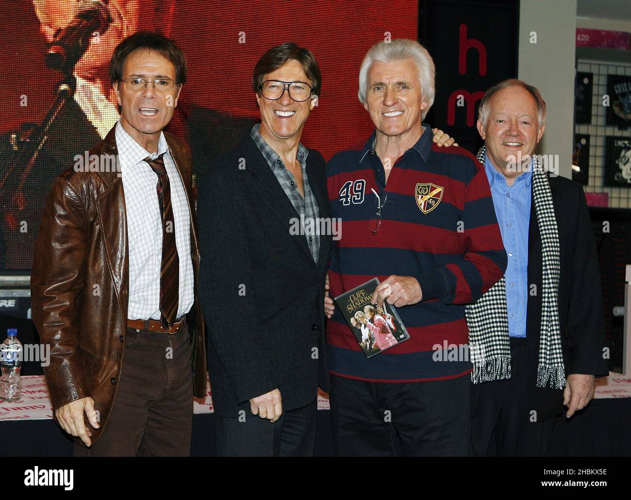 Cliff Richard, Hank Marvin, Bruce Welch et Brian Bennett de Cliff ...