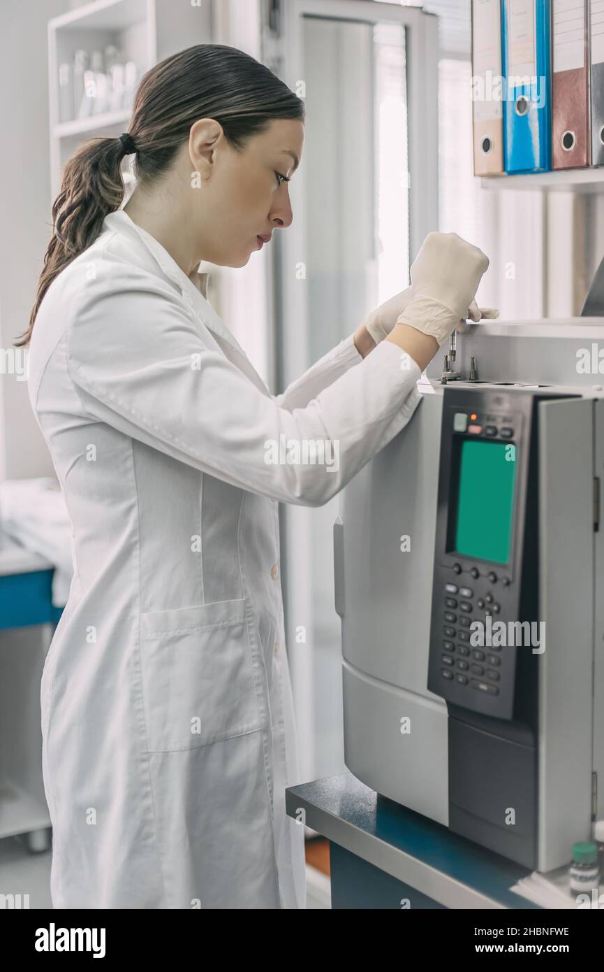 Portrait d'une chercheuse qui fait de la recherche dans un laboratoire ...