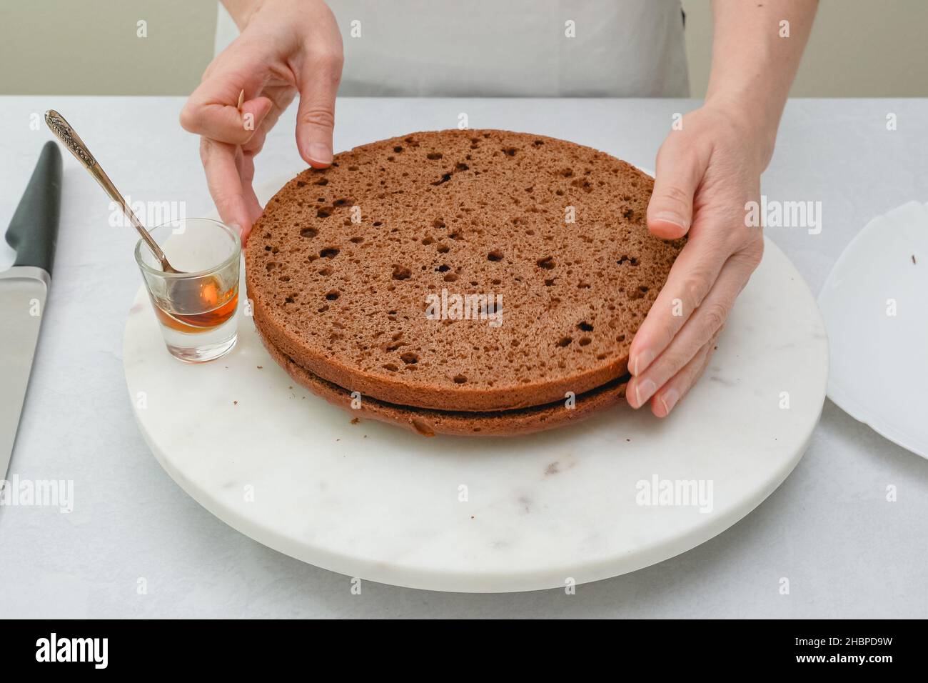 Verser la sauce au rhum sur le gâteau au chocolat.Gâteau au chocolat ...