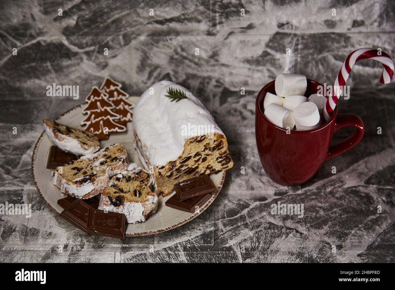 Boisson chaude tasse rouge avec guimauves et Noël stollen avec chocolat et biscuits - pain ...