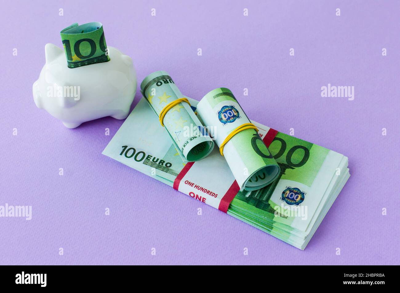 un paquet de 100 billets en euros dans un paquet bancaire, plusieurs ...